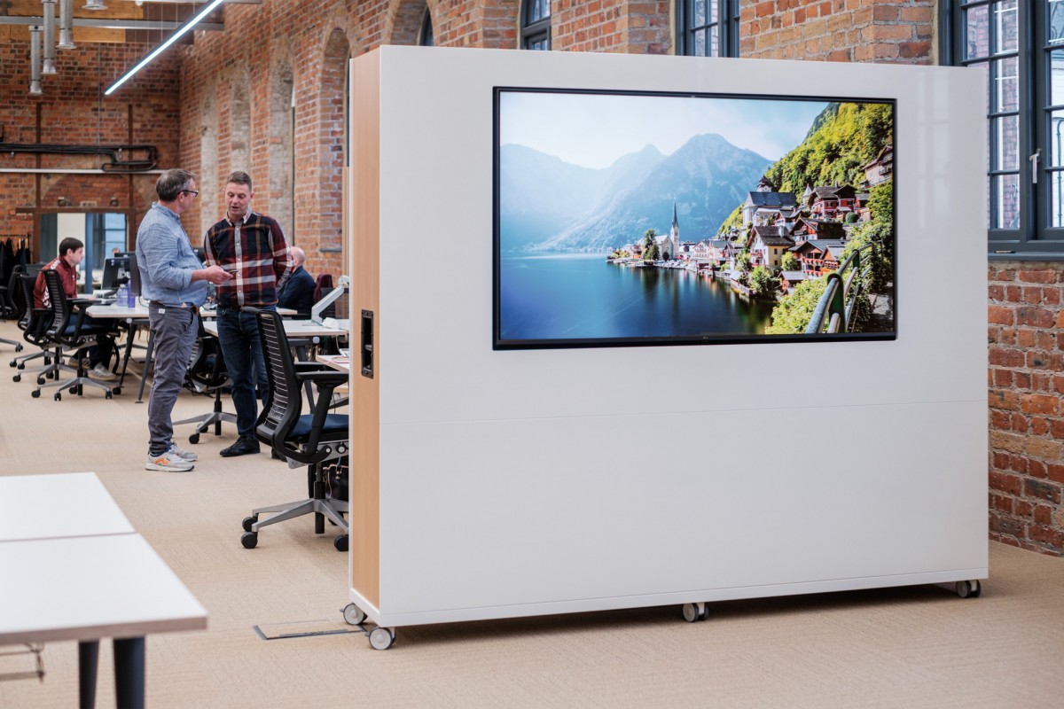 Cable free mobile media wall for whole team collaboration, anywhere in ...